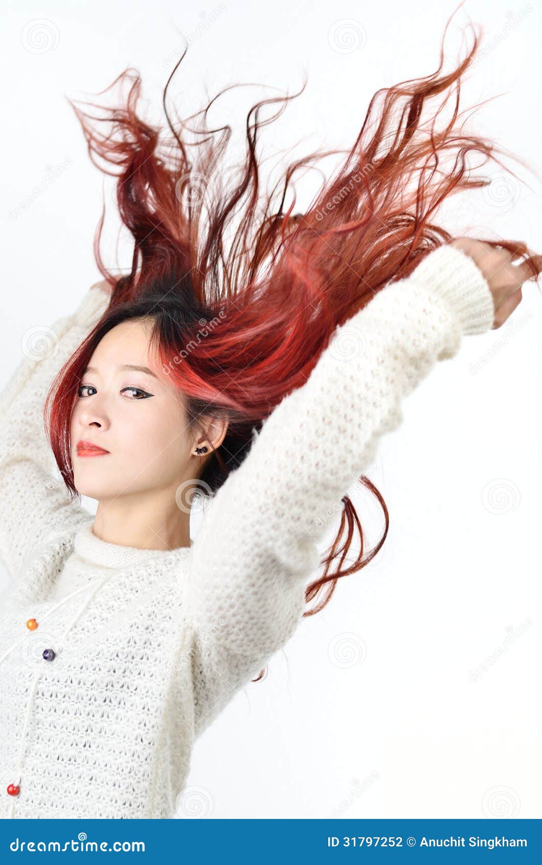 Aziatisch Vrouwen Rood Lang Haar Op Moderne Manier Stock Foto - Image ...