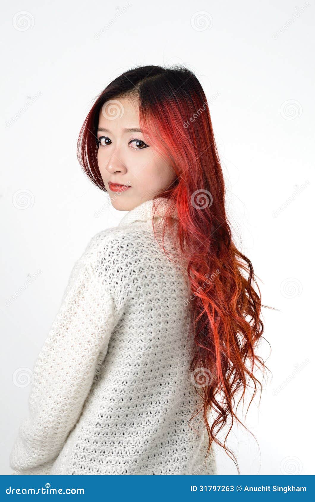 Aziatisch Vrouwen Rood Lang Haar Op Moderne Manier Stock Afbeelding ...