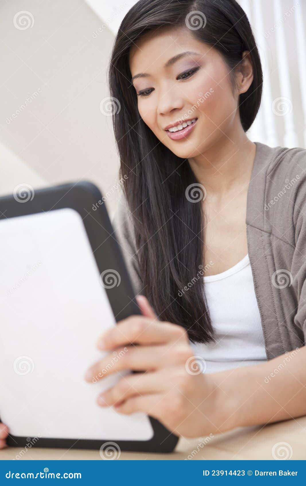 Aziatische Chinese Vrouw Die De Computer Van De Tablet Met Behulp Van ...