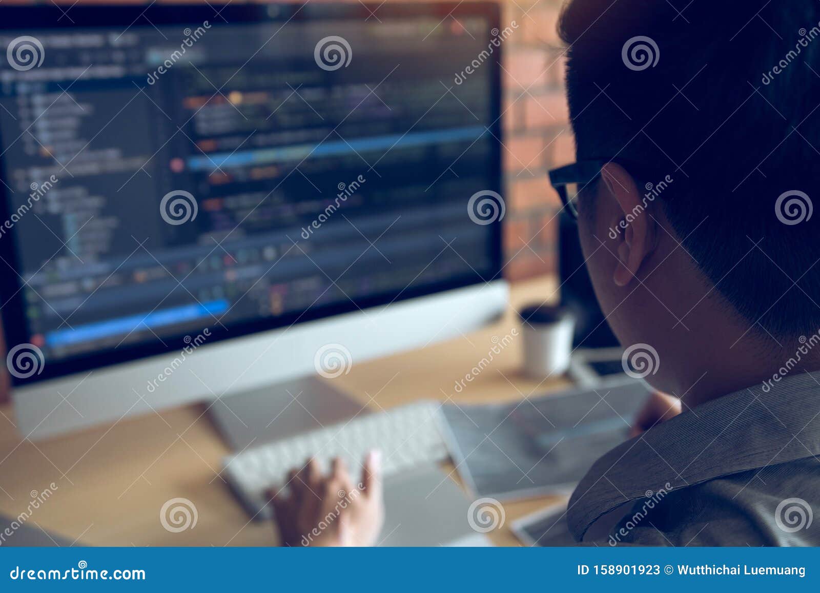 Aziatische Man Die Het Programma Van De Ontwikkelaar Van Het ...