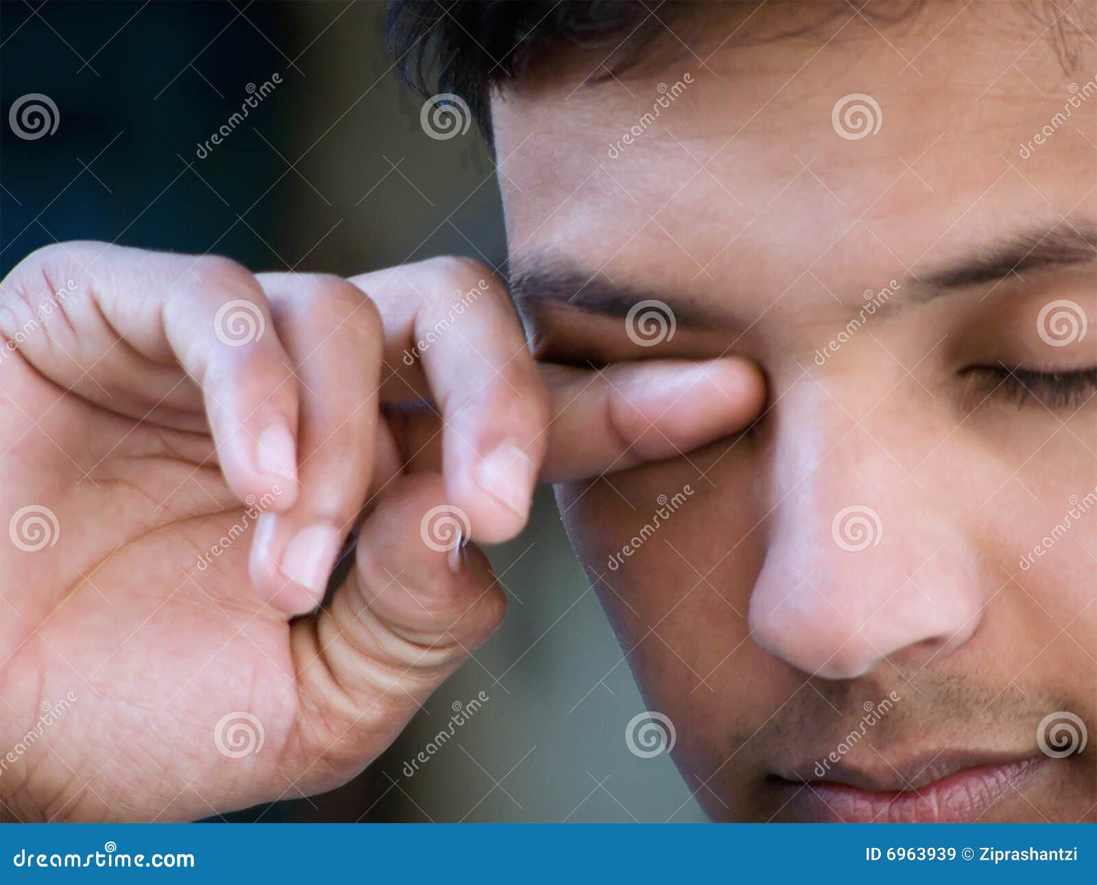 Aziatische Mens Die Ogen Wrijft Stock Afbeelding - Image of één ...