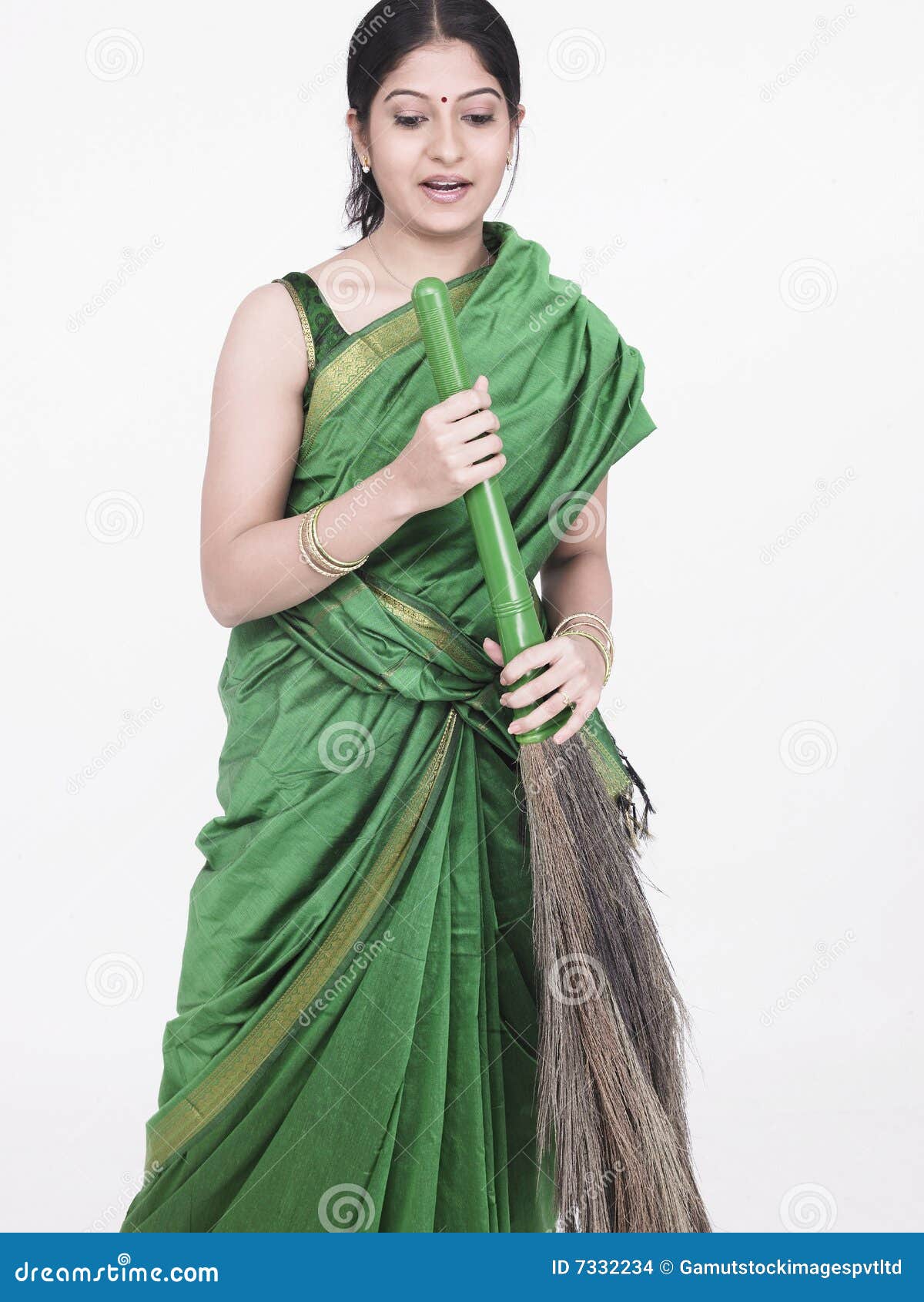 Aziatische Woam Met Een Bezem Stock Foto - Image of aantrekkelijk ...