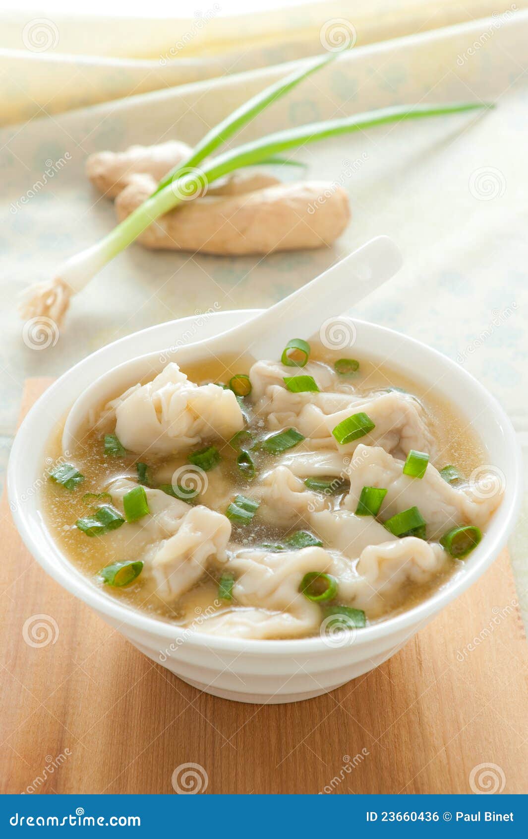 Aziatische wontonsoep stock foto. Image of aanzet, voorgerecht - 23660436