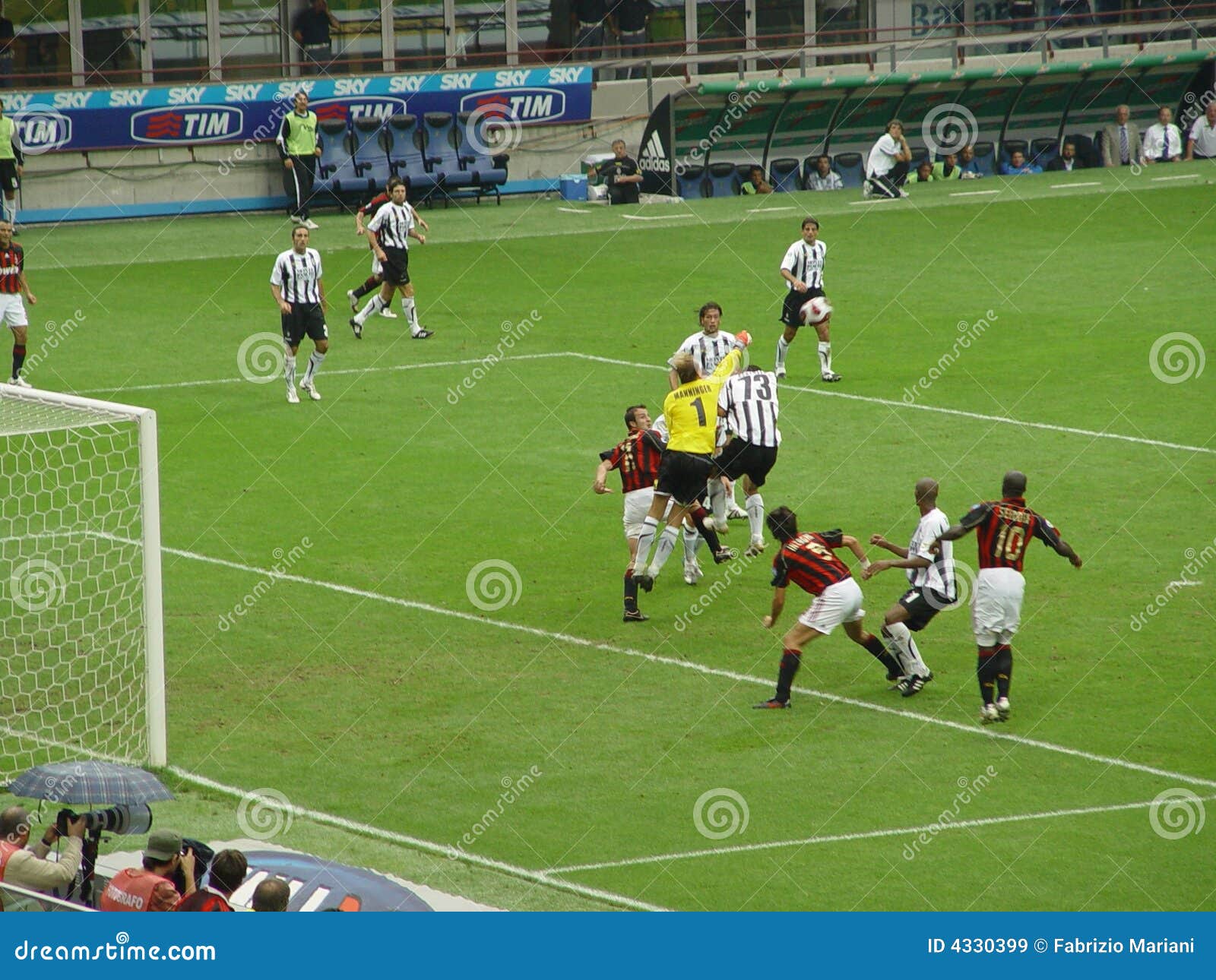 Azione del gioco di calcio immagine stock editoriale. Immagine di ...