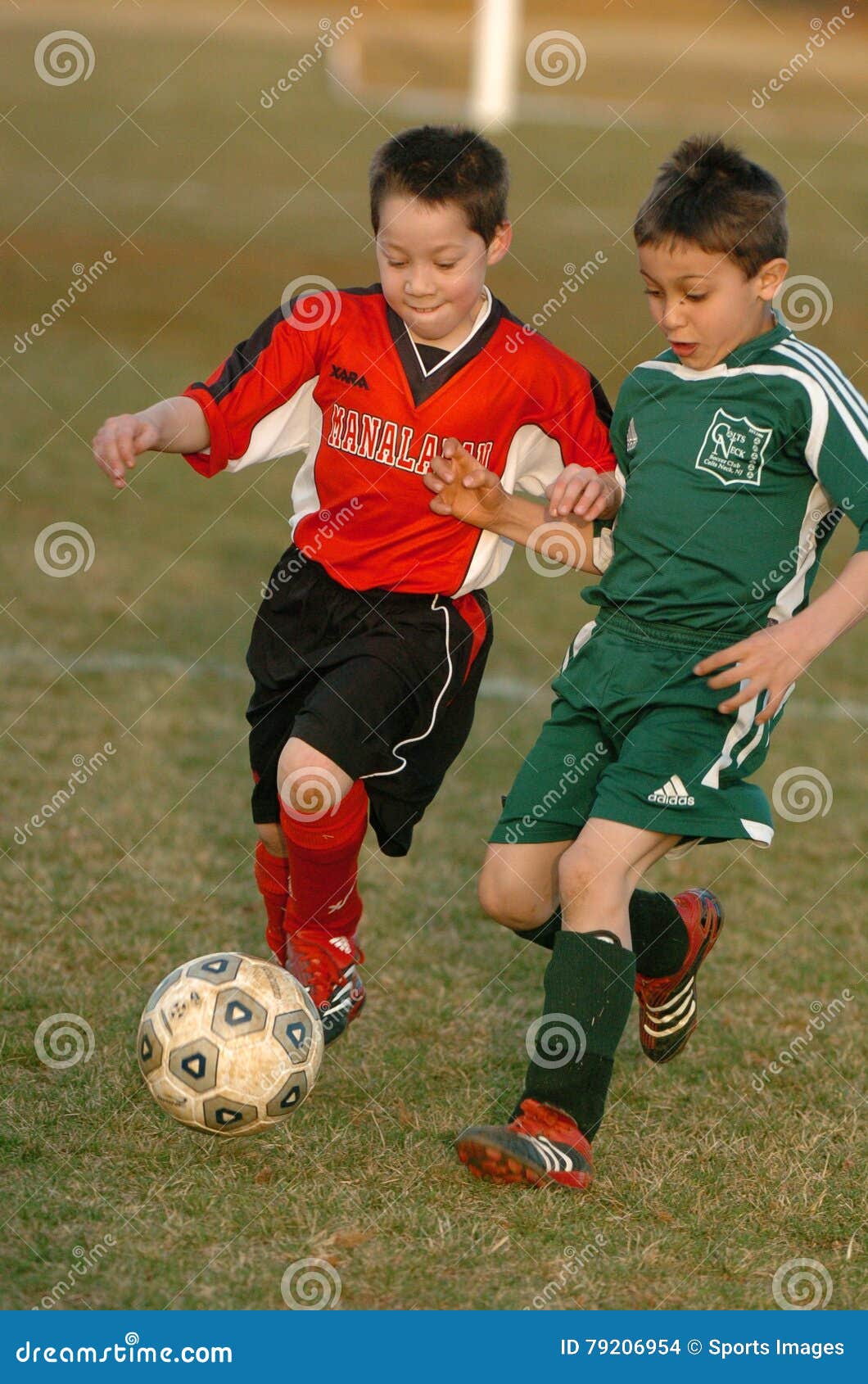 Azione Del Gioco Di Calcio Dei Ragazzi Immagine Stock Editoriale ...