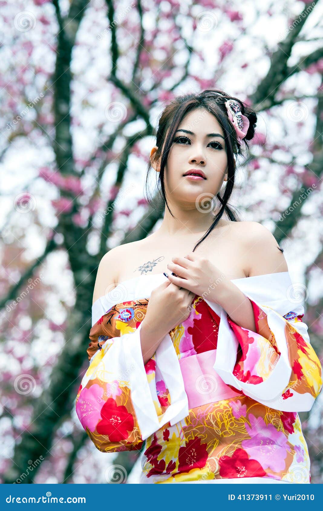 Azjatycka Seksowna Kobieta Jest Ubranym Tradycyjnego Japońskiego Kimono