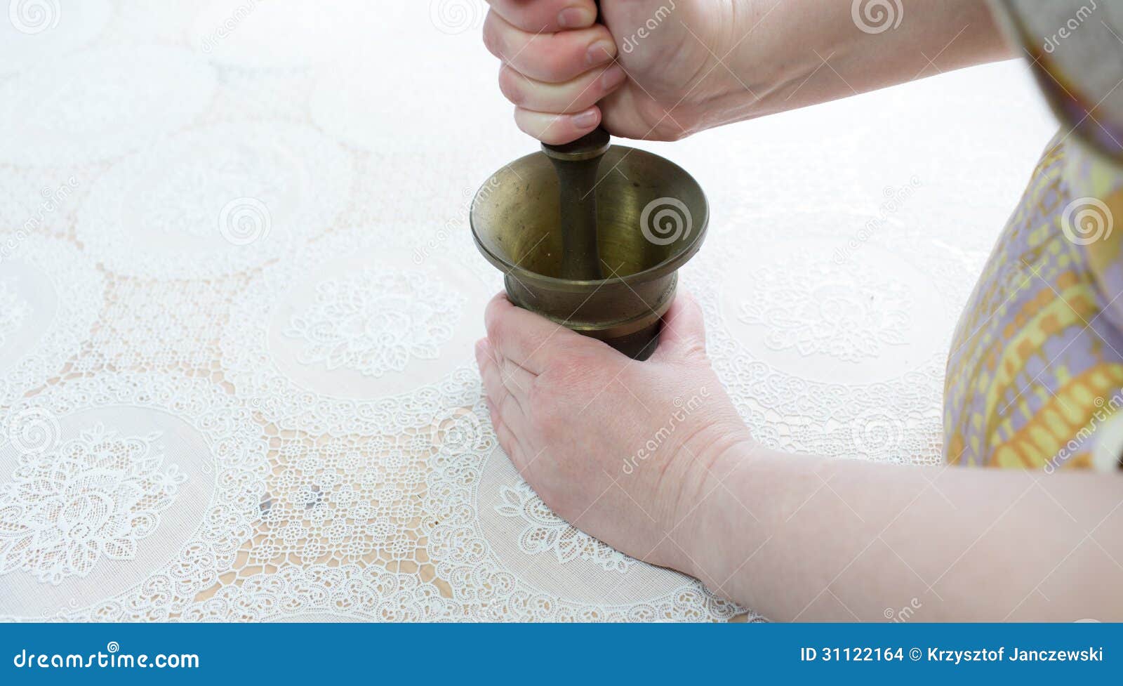 Azotar Los Clavos En Un Mortero. Foto de archivo - Imagen de cocina ...