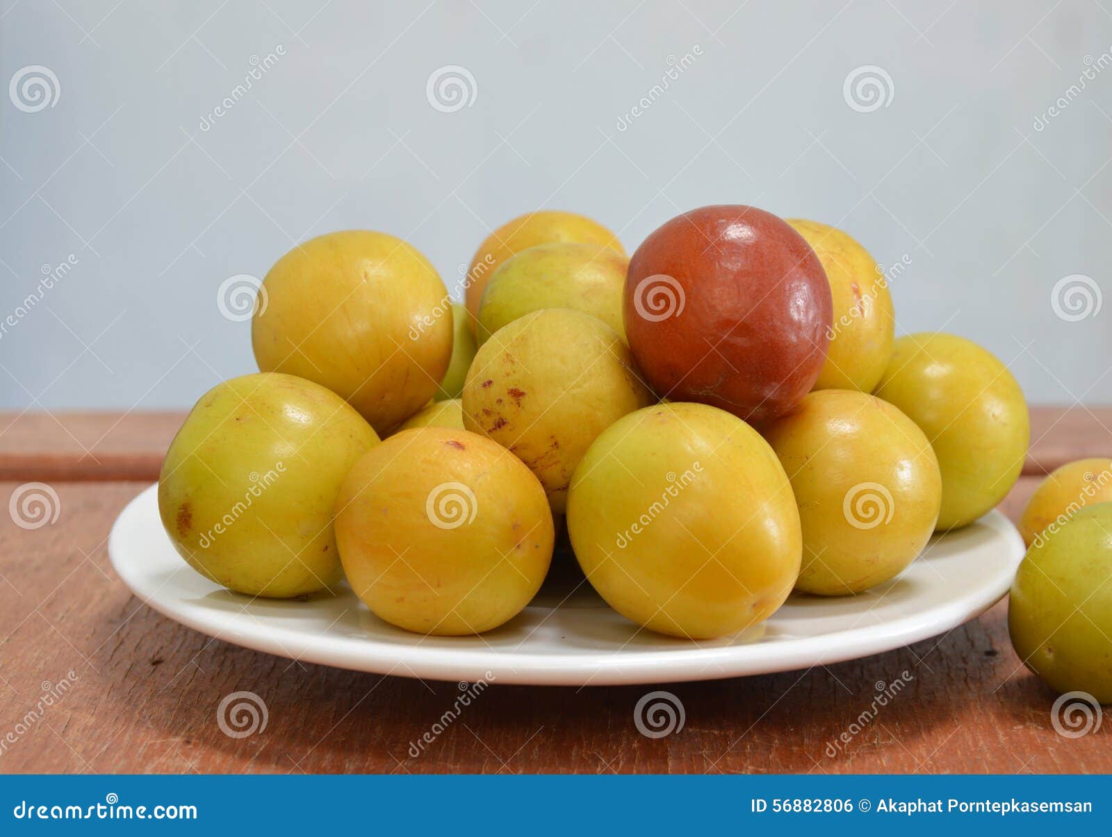 Azufaifa china en el plato foto de archivo. Imagen de rojo - 56882806