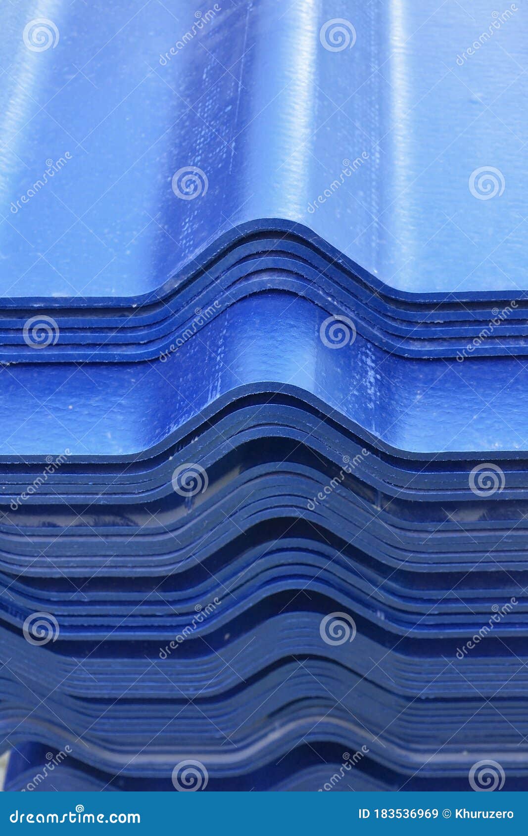 Azulejos azules de techo imagen de archivo. Imagen de empilado - 183536969