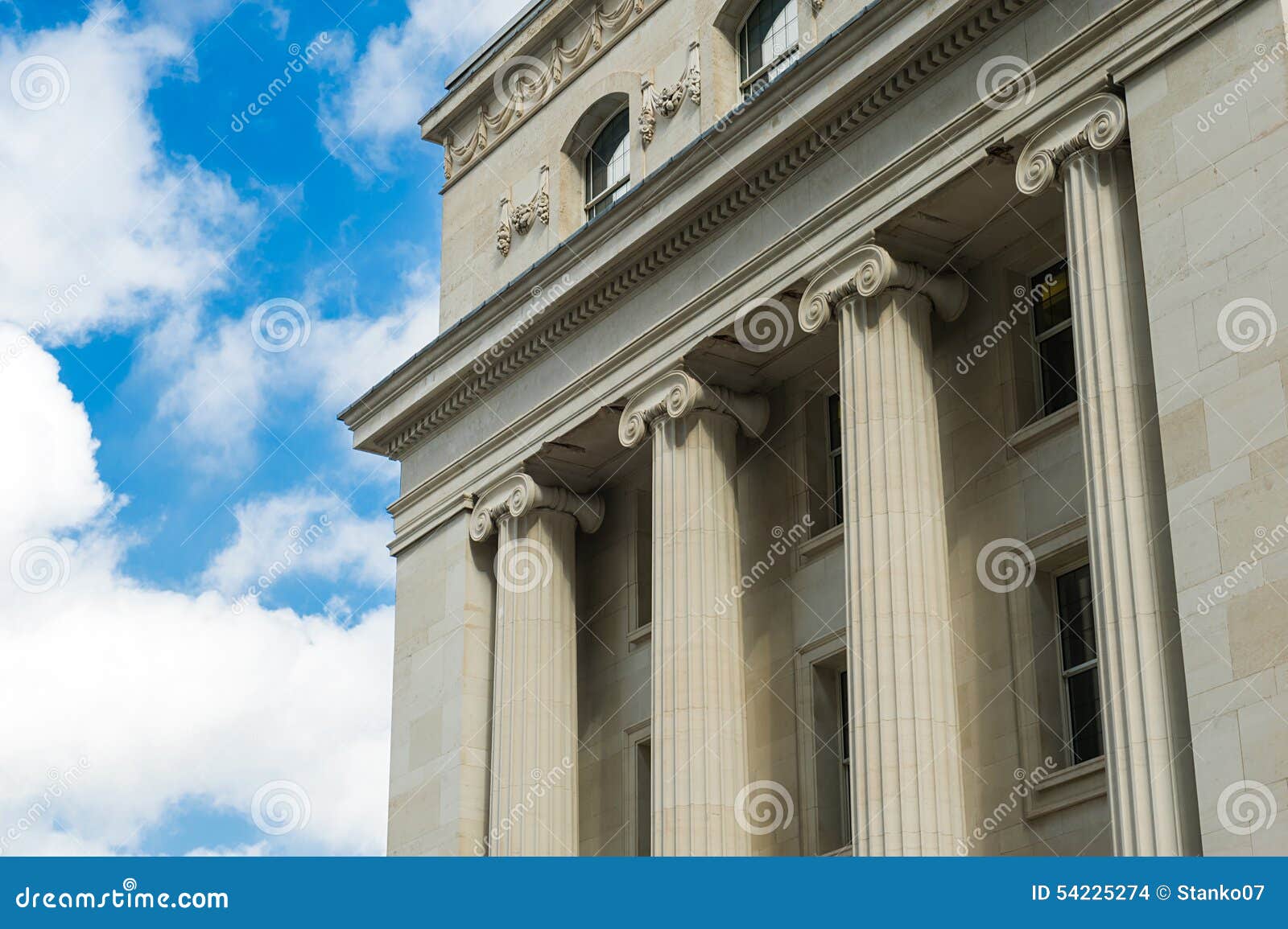 Bâtiment de style romain photo stock. Image du décoratif - 54225274