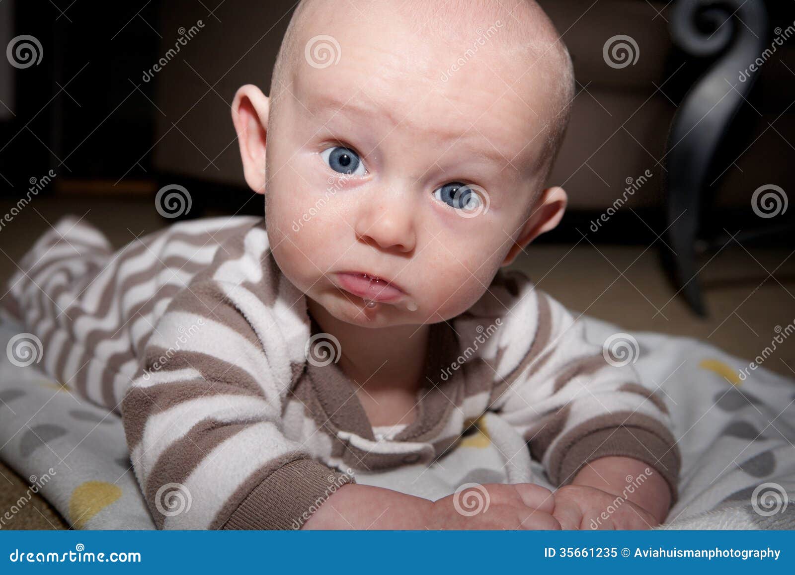 Bébé chauve sur le ventre image stock. Image du curieux - 35661235