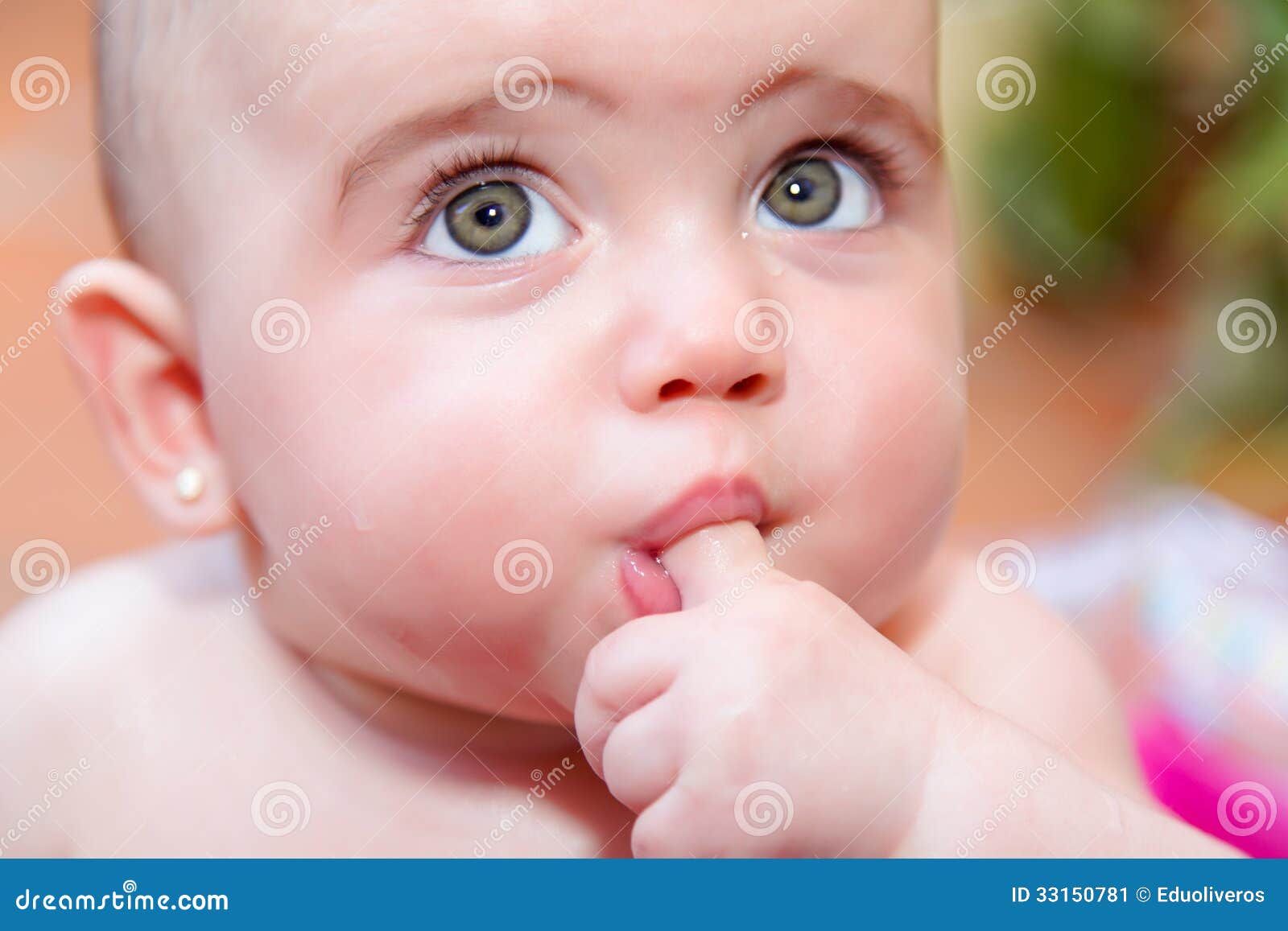 Bébé Mignon Léchant Son Doigt Image stock - Image du expression ...