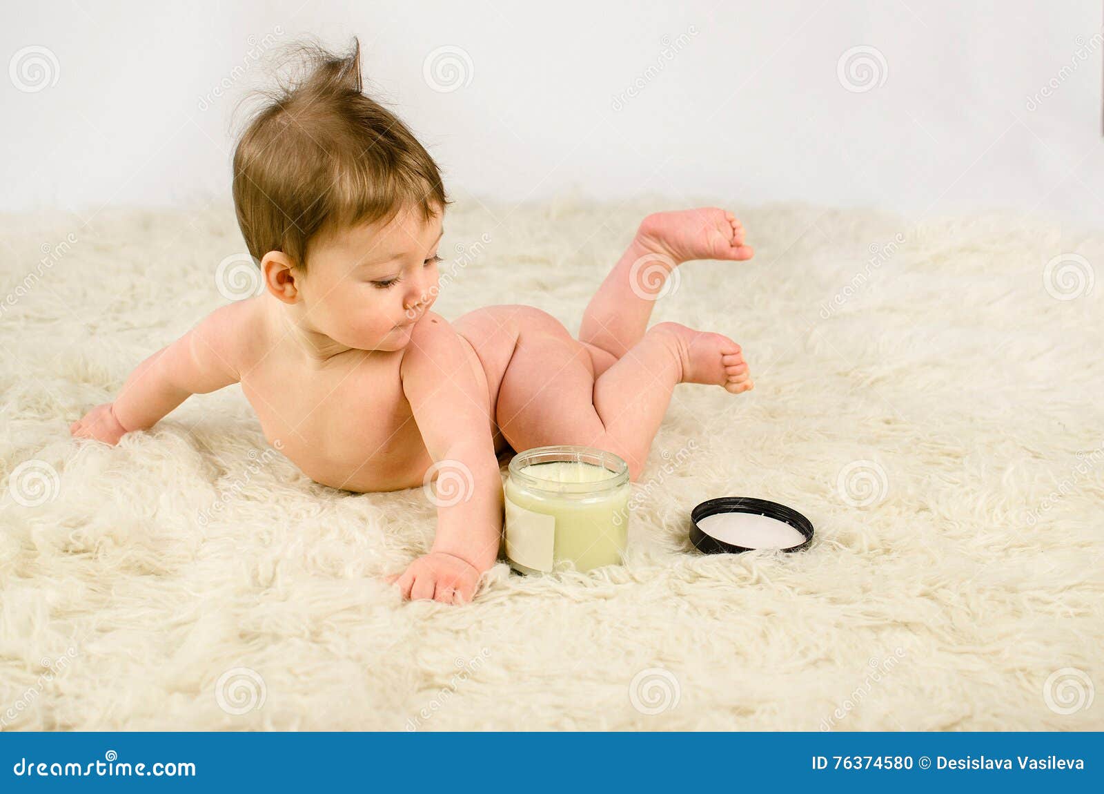 Bébé Mignon Nu Avec De La Crème Photo stock - Image du caucasien ...