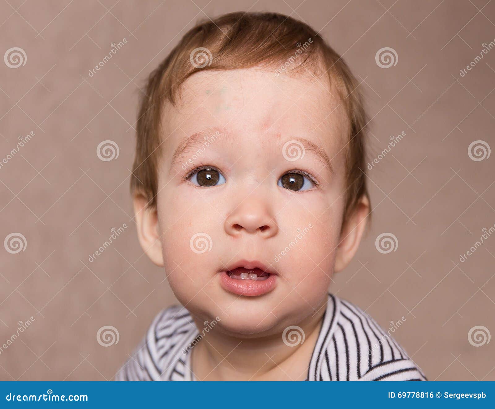 Bébé roux photo stock. Image du intérieur, verticale - 69778816