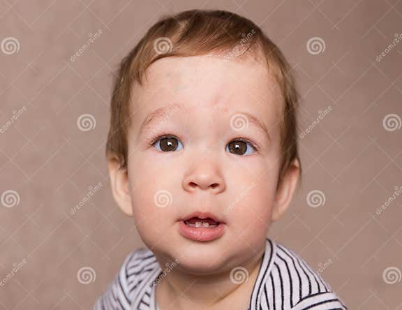 Bébé roux photo stock. Image du intérieur, verticale - 69778816