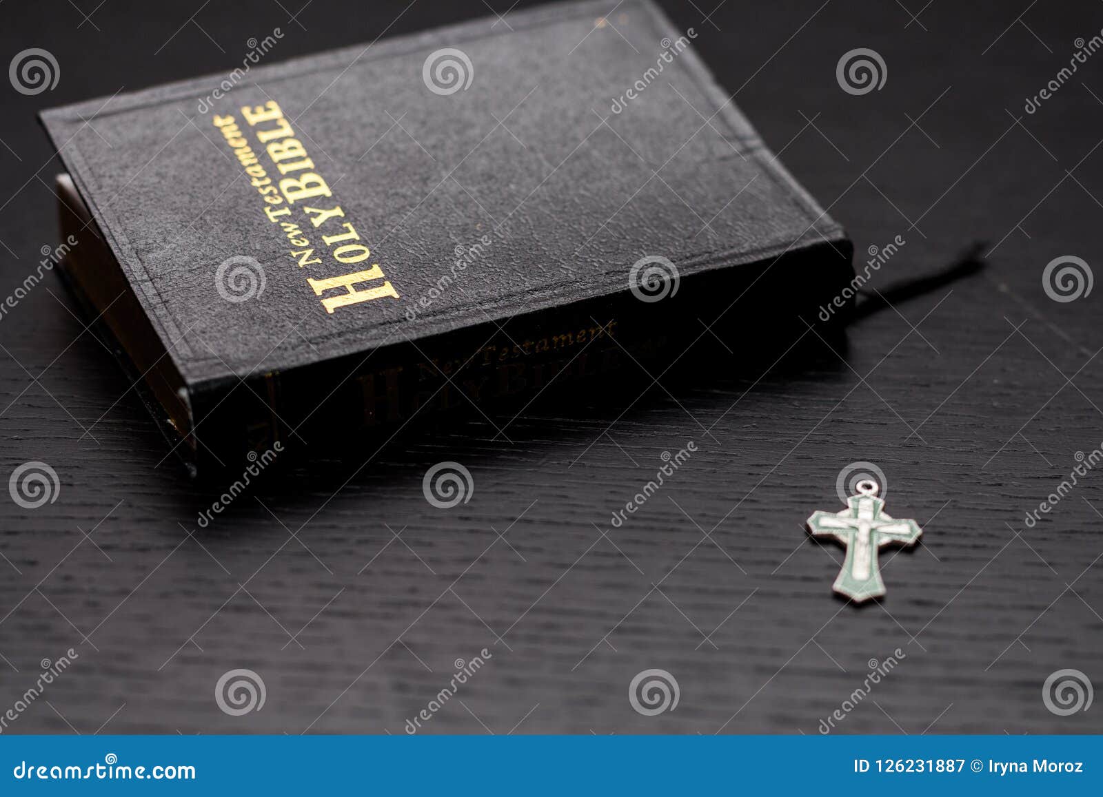 A Bíblia aberta imagem de stock. Imagem de escrita, testamento - 126231887