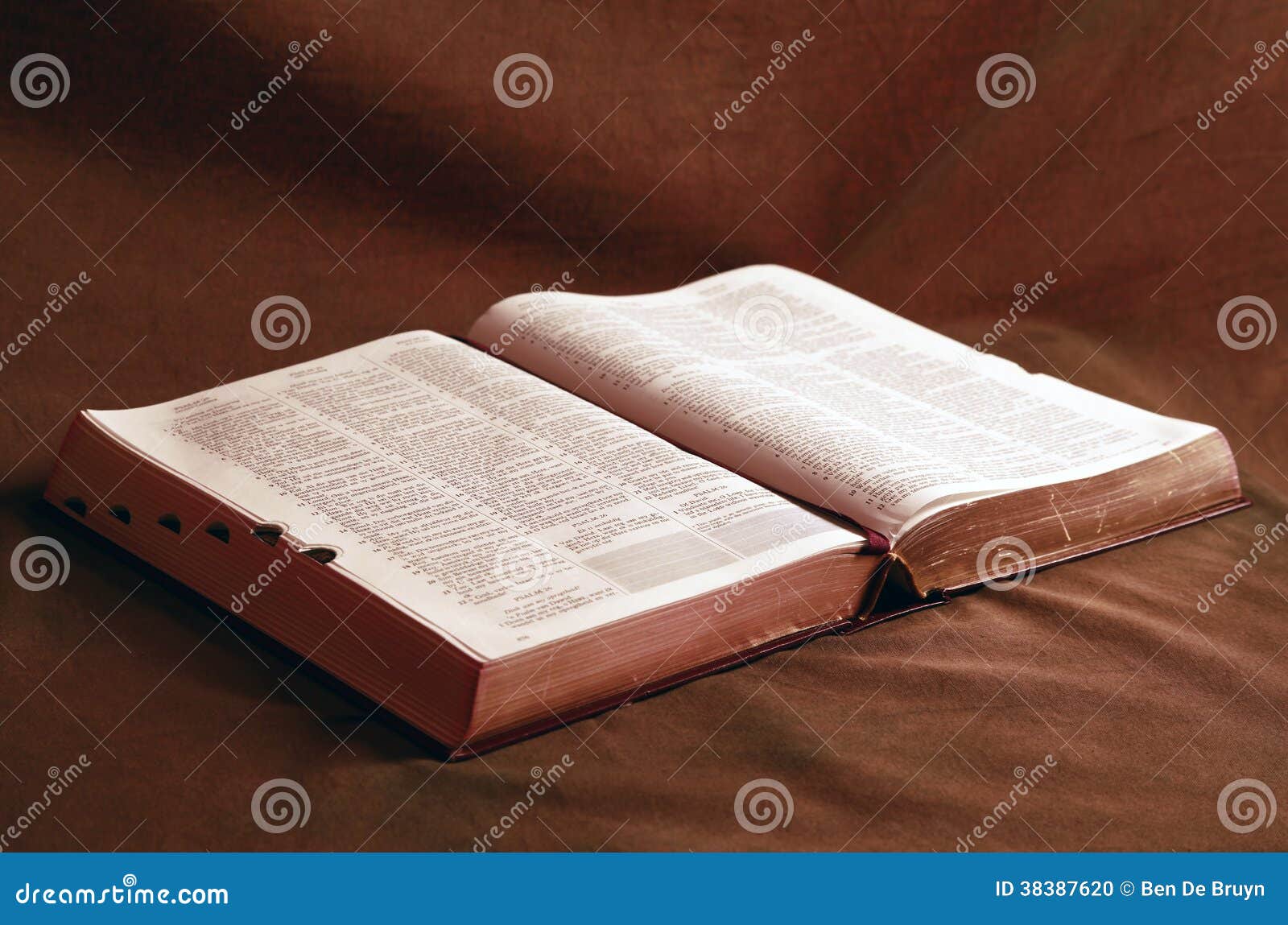 A Bíblia aberta na tabela foto de stock. Imagem de sabedoria - 38387620