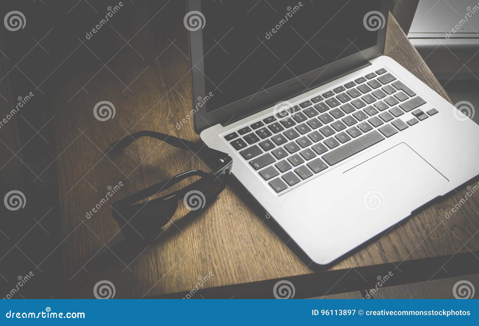 Bärbara Datorer Och Solglasögon Bild. Bild: 96113897