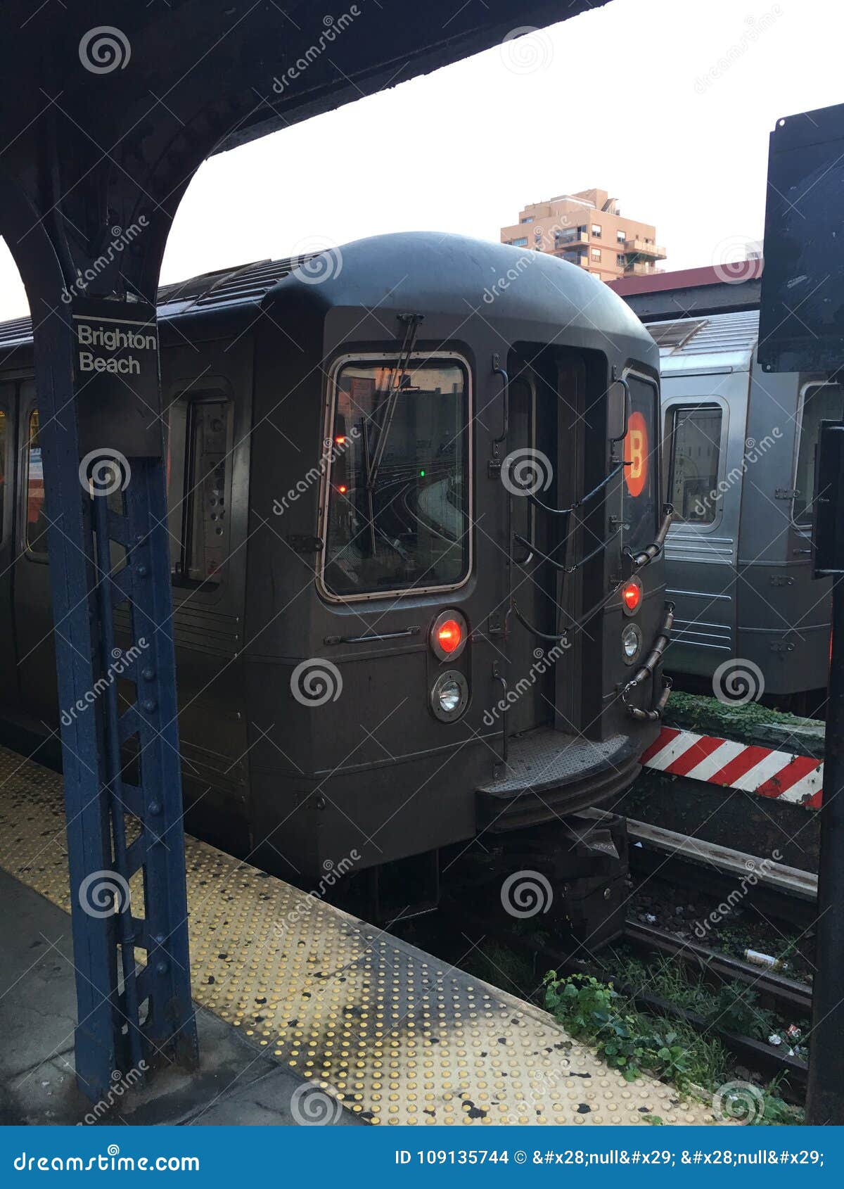 B Train Arrived To Brighton Beach Editorial Stock Image - Image of ...