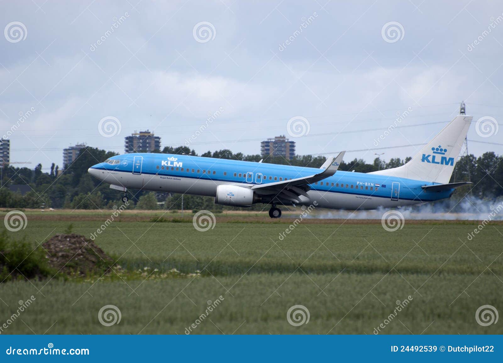 B737 of klm touchdown editorial stock image. Image of gear - 24492539