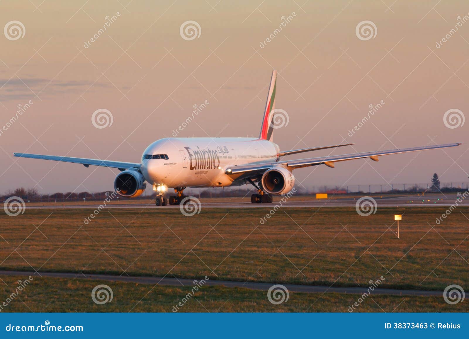 B777 Emirates editorial stock photo. Image of land, prague - 38373463