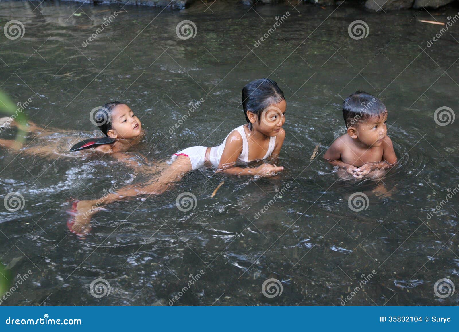Baño en el río imagen de archivo editorial. Imagen de central - 35802104