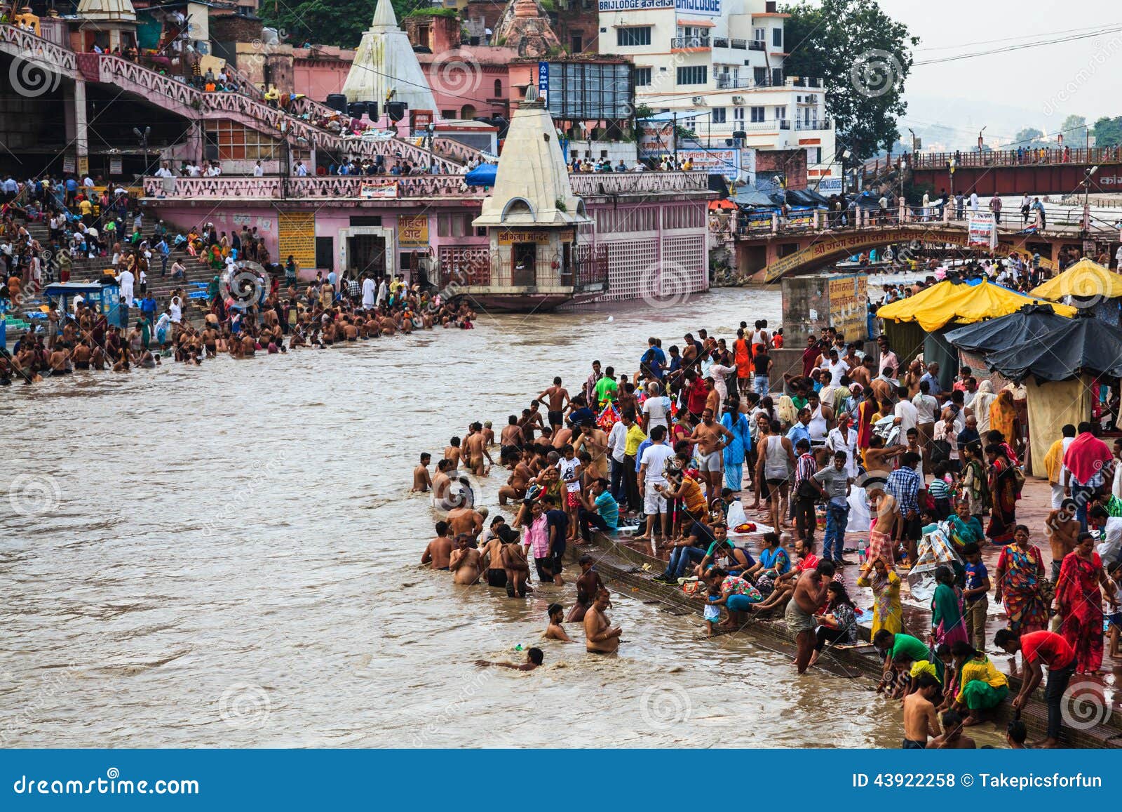 Baño en el río Ganges foto de archivo editorial. Imagen de puente ...