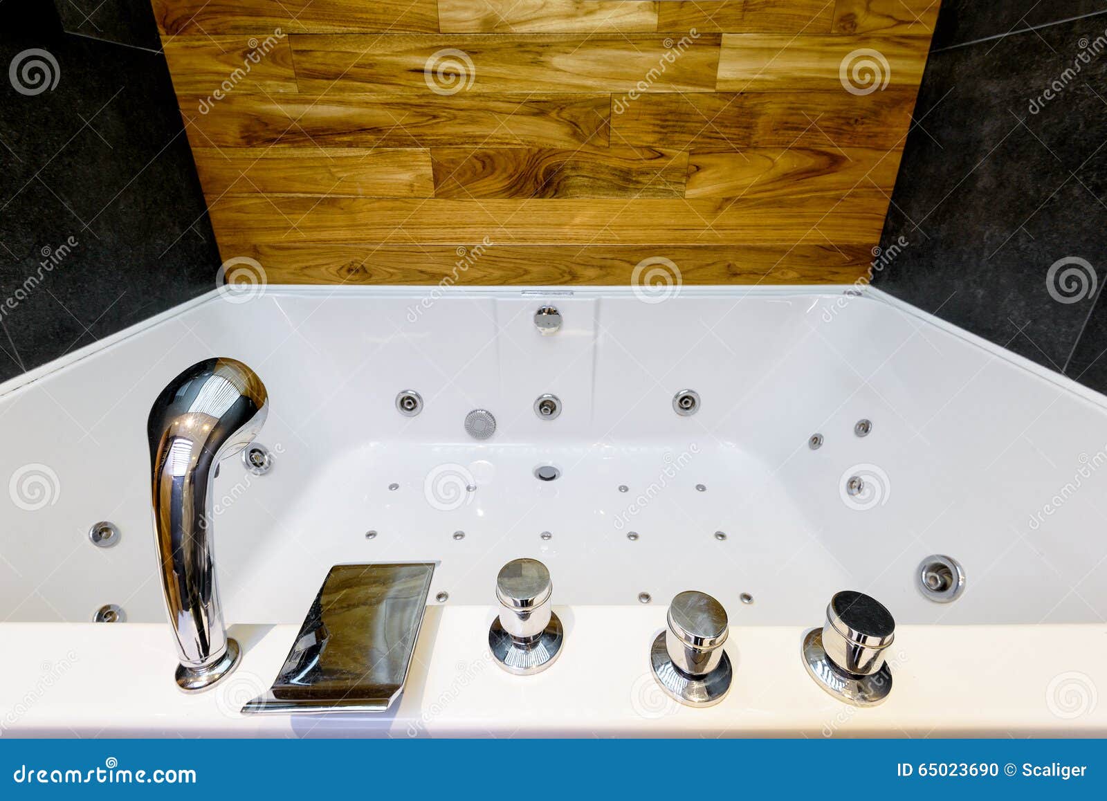 Baño moderno del Jacuzzi foto de archivo. Imagen de balneario - 65023690