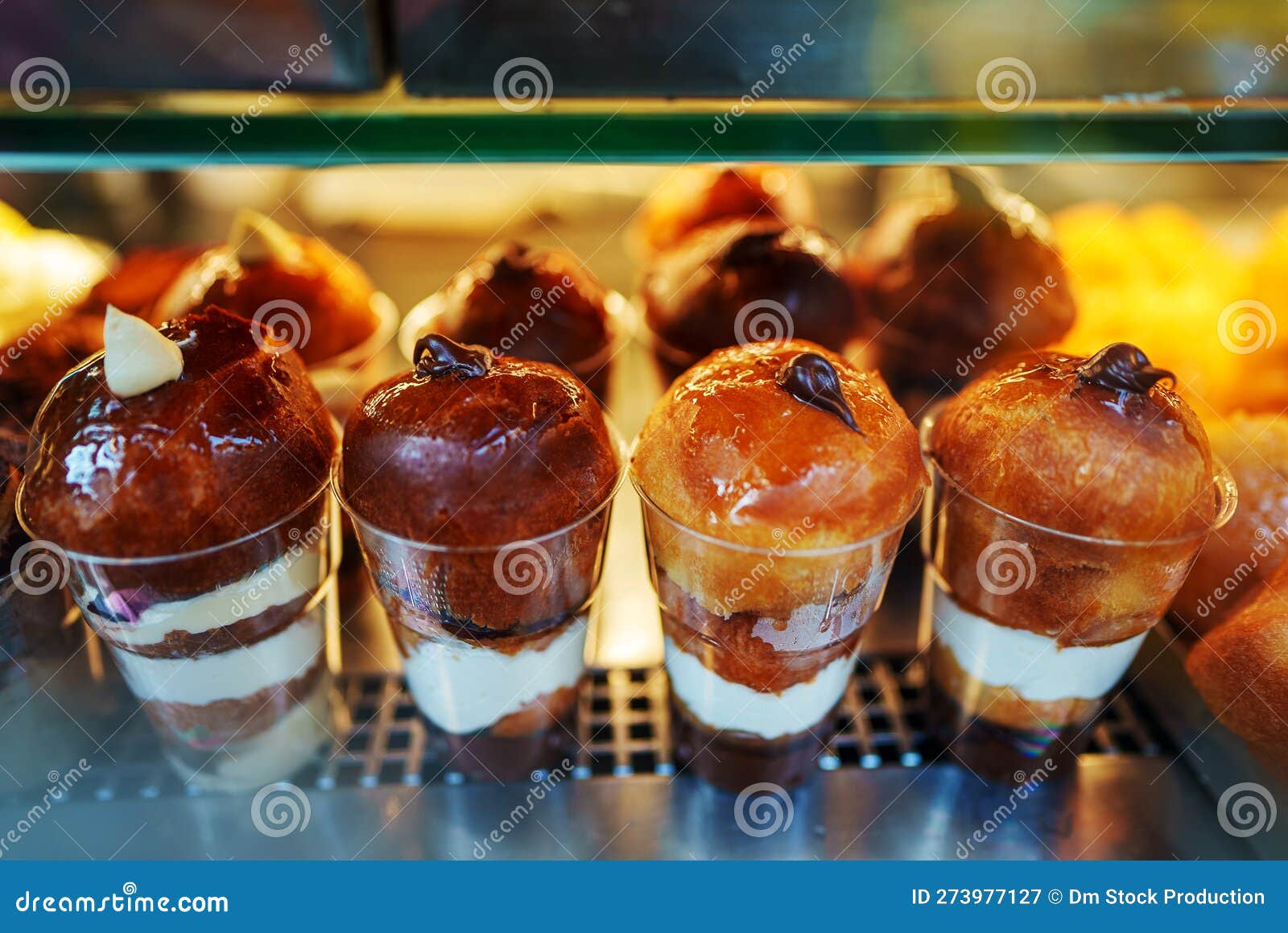 Baba au rhum imagen de archivo. Imagen de postre, lejos - 273977127