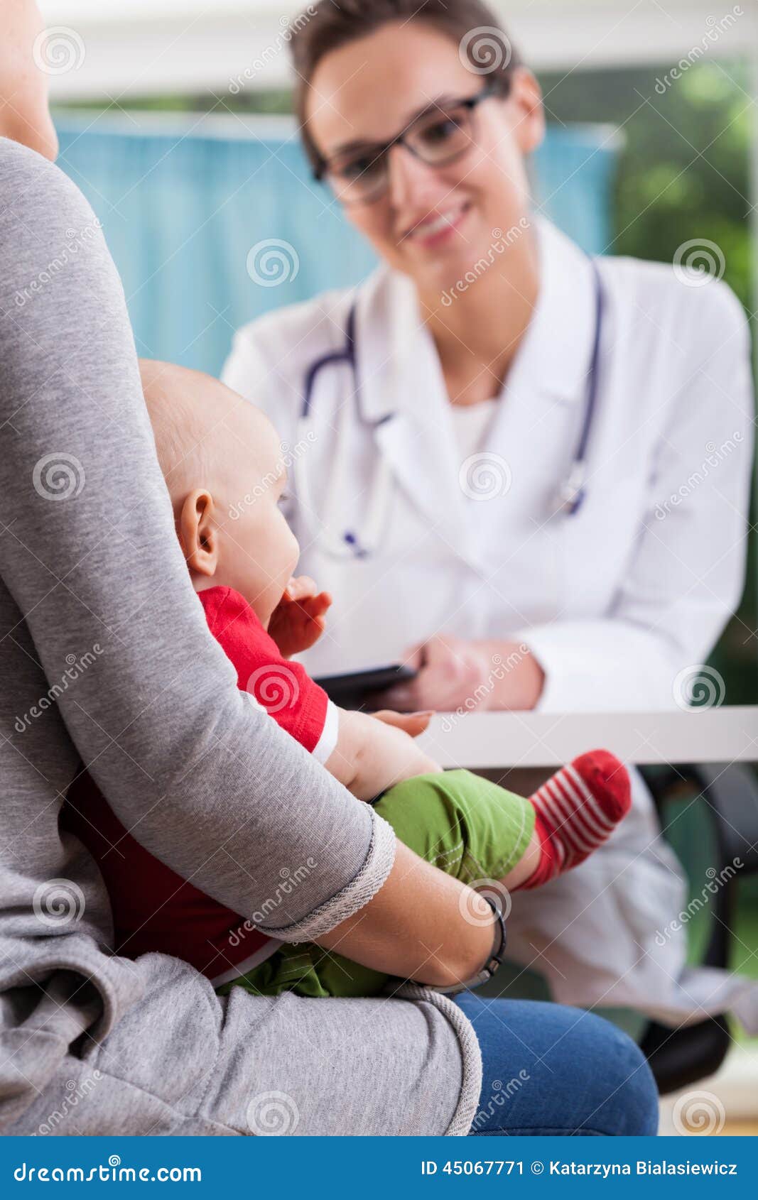 Baby, Das Auf Dem Schoss Der Mama Sitzt Stockbild - Bild von freundlich ...