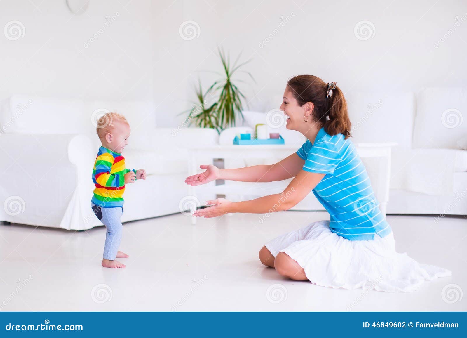 Baby, Das Seine Ersten Schritte Macht Stockfoto - Bild von tochter ...