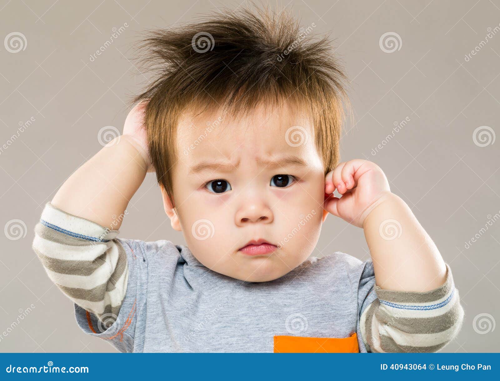 Baby, das verwirrt glaubt stockfoto. Bild von koreanisch - 40943064
