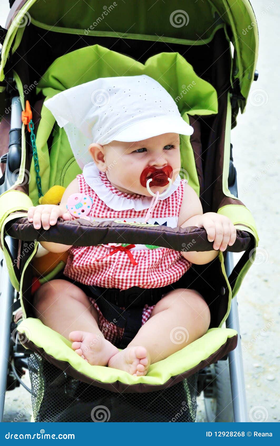 Baby in de wandelwagen stock foto. Image of vreugde, één - 12928268