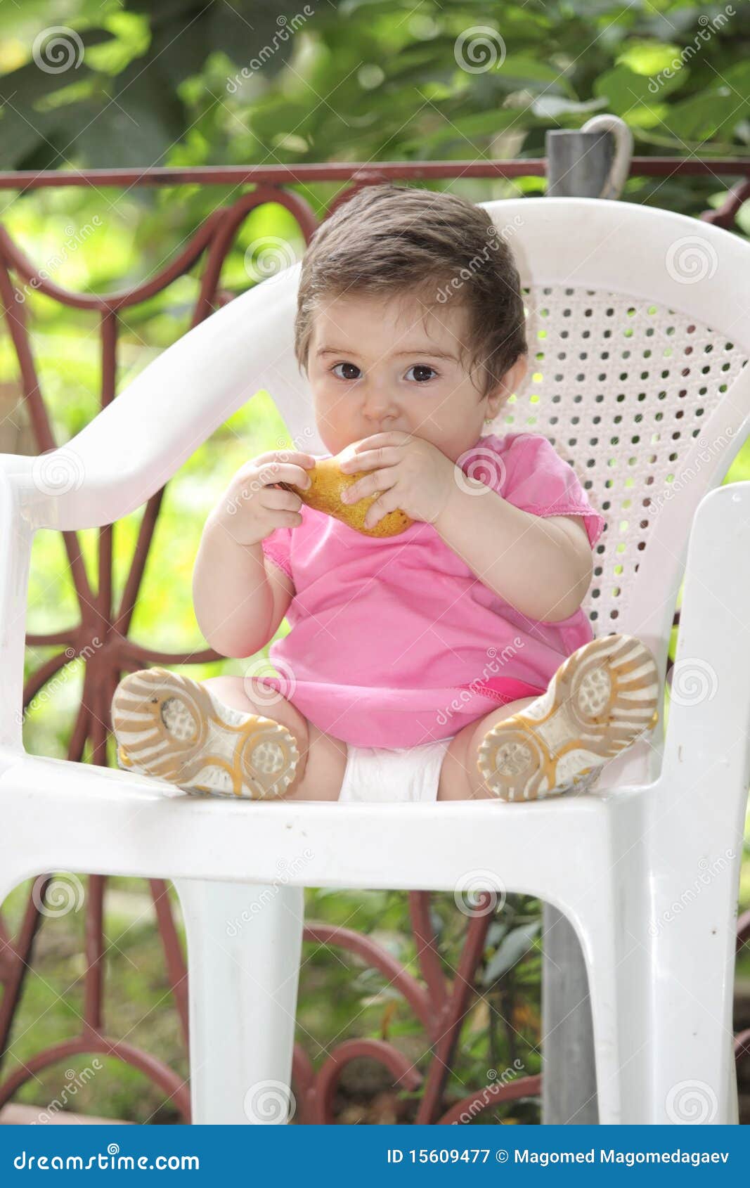 Baby in Der Rosafarbenen Essenbirne Stockbild - Bild von kleinkind ...
