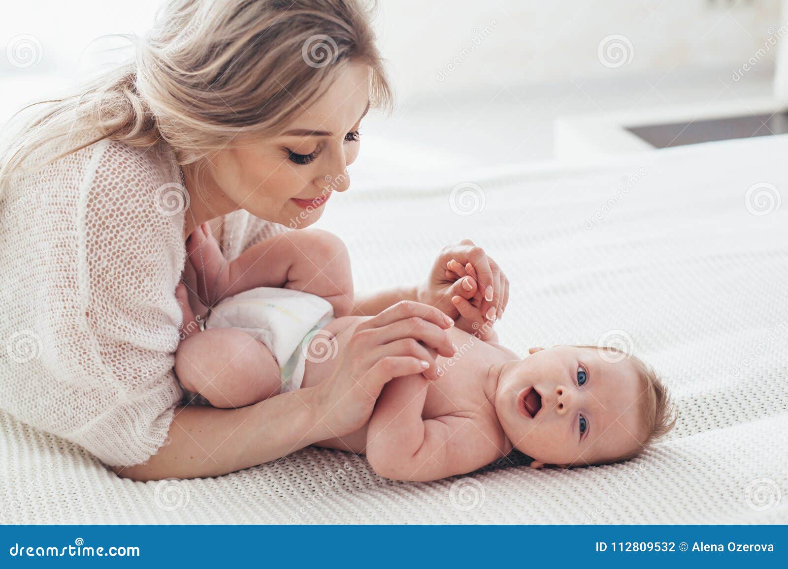 Baby Des Zweimonatigen Babys Mit Mutter Stockfoto - Bild von sohn ...