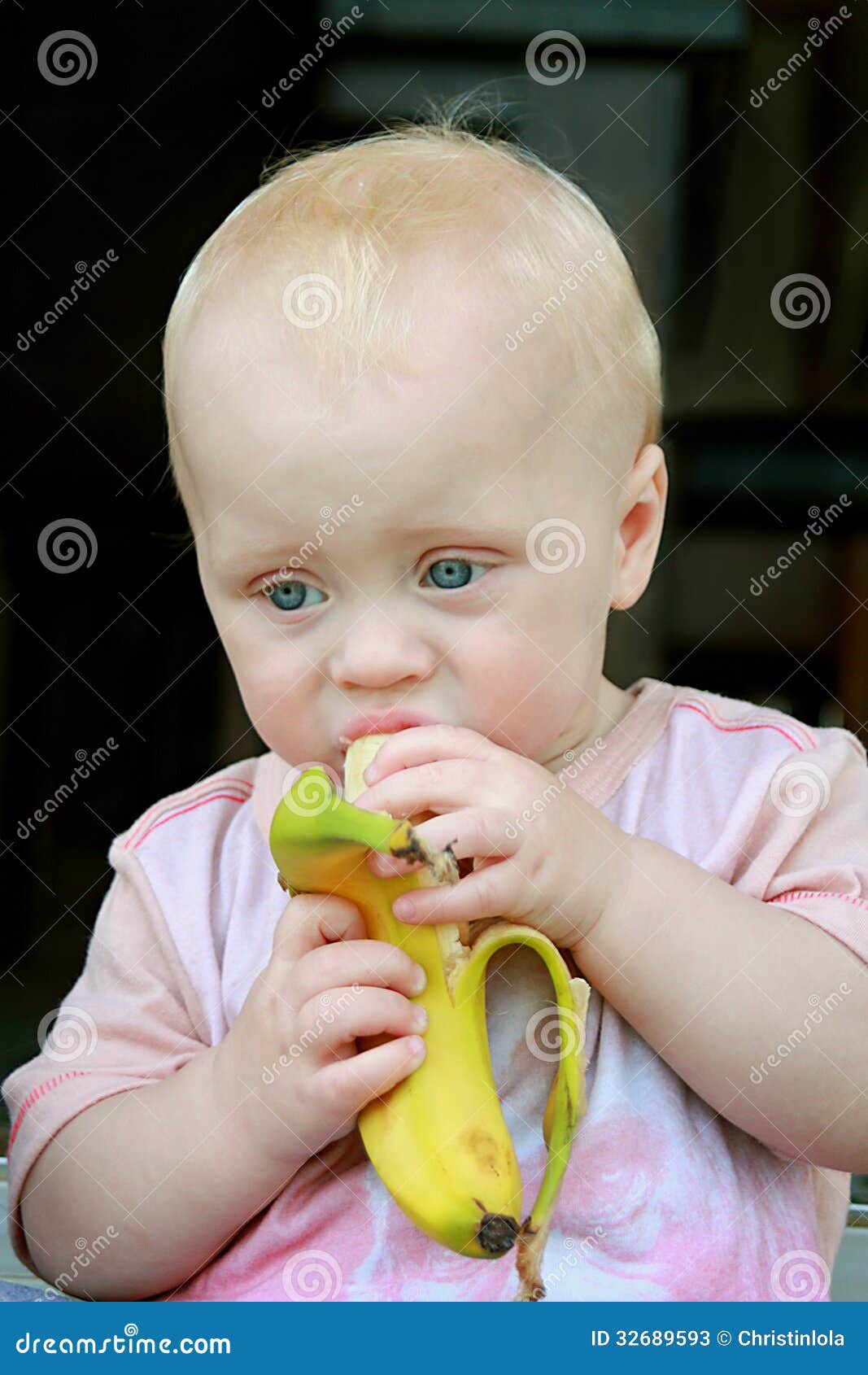 Baby die Banaan eten stock afbeelding. Image of banaan - 32689593