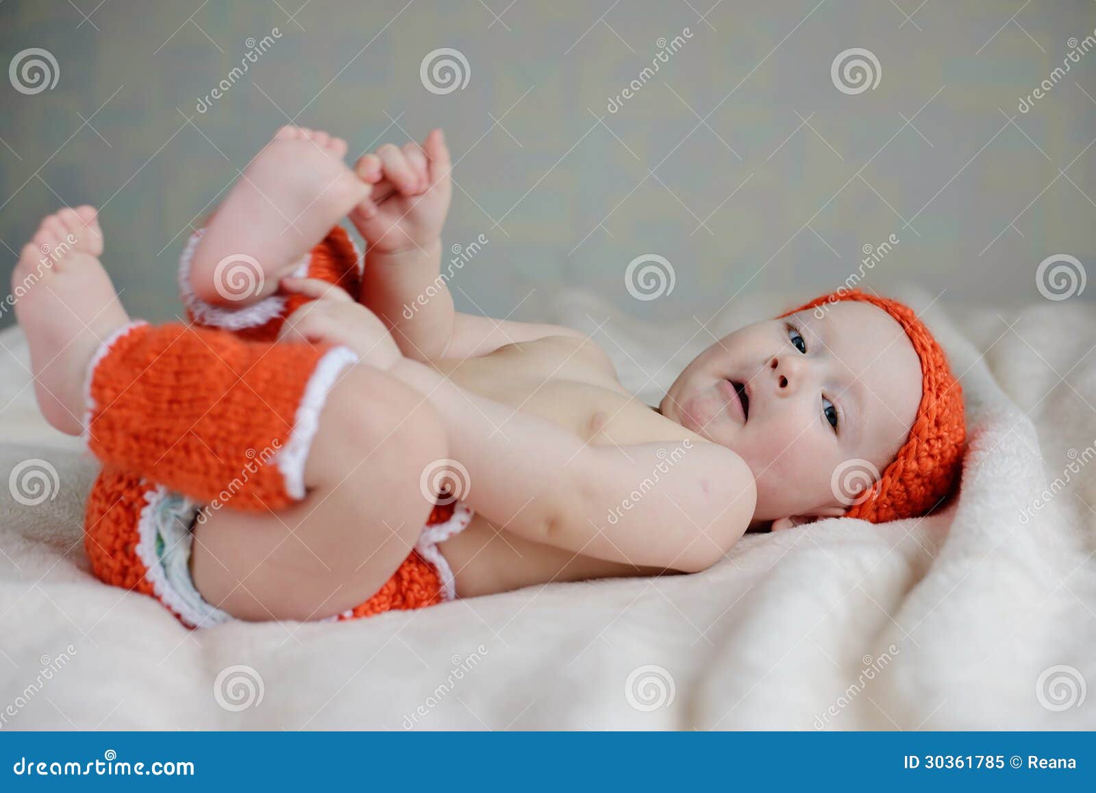 Baby Die Eigen Benen Vangen Stock Afbeelding - Image of mooi, vreugde ...