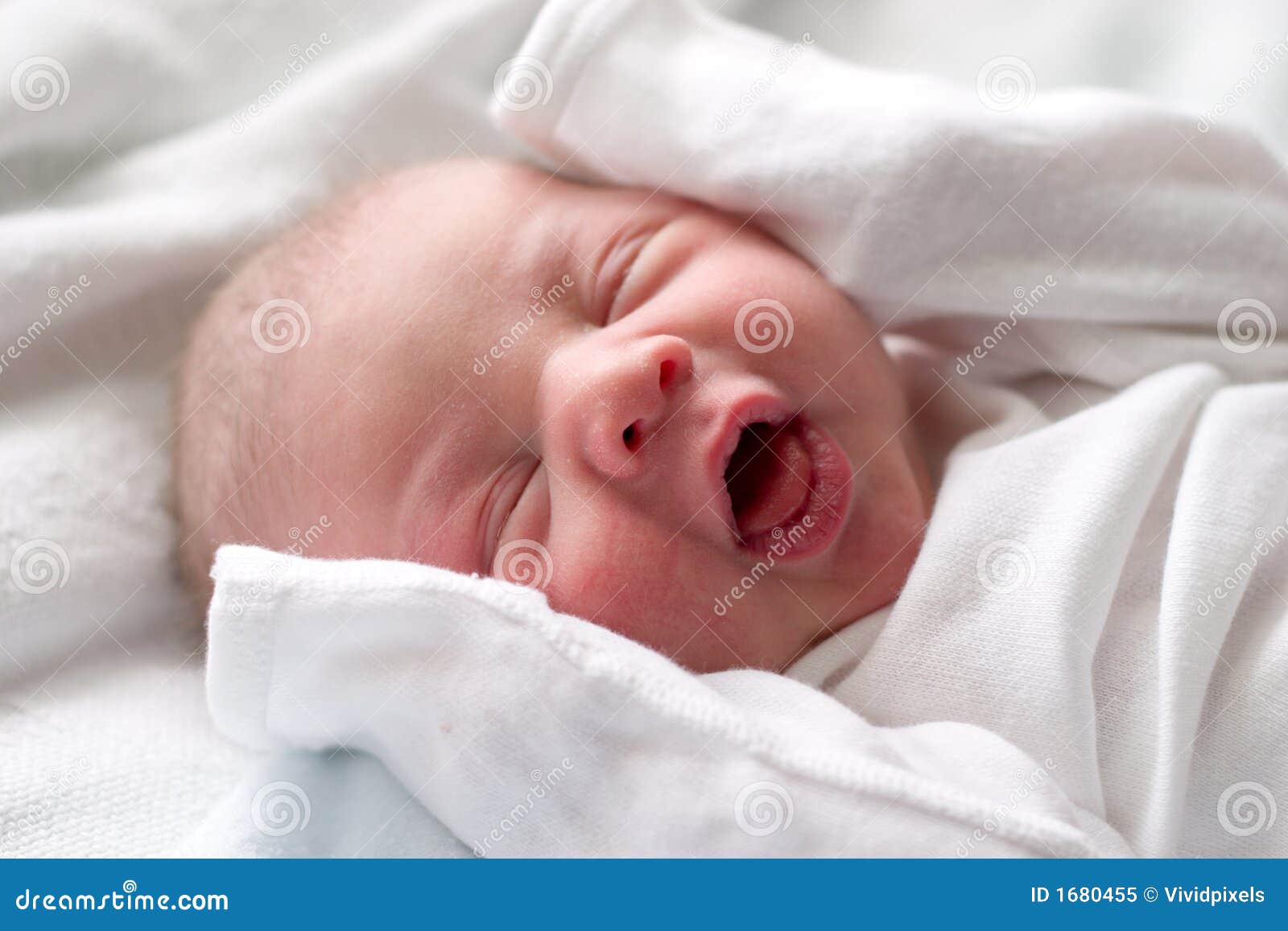 Baby Die Grappig Gezicht Maakt Stock Afbeelding - Image of leuk ...