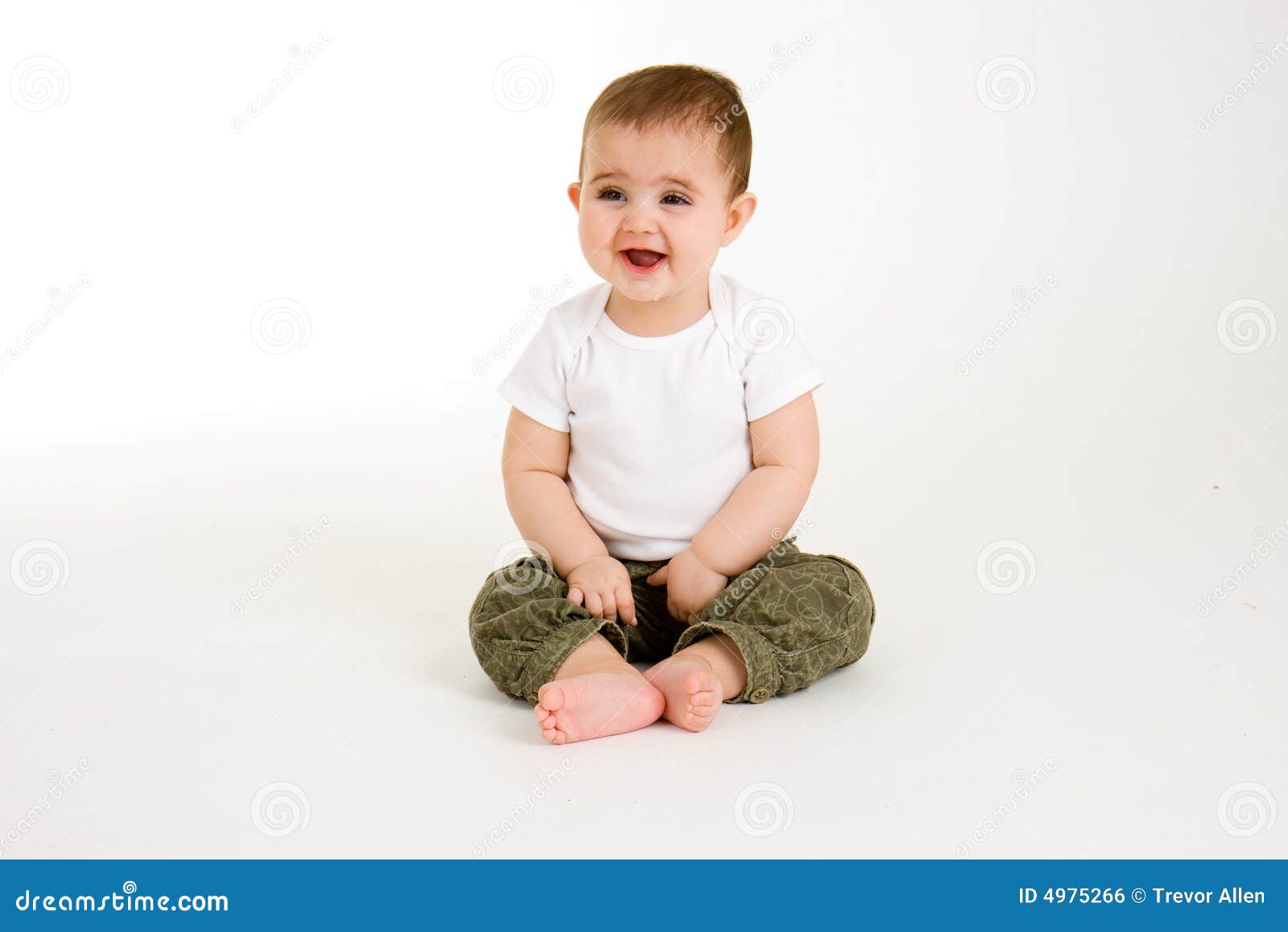 Baby Die Grappig Iets Bekijkt Stock Foto - Image of emotie, meisje: 4975266