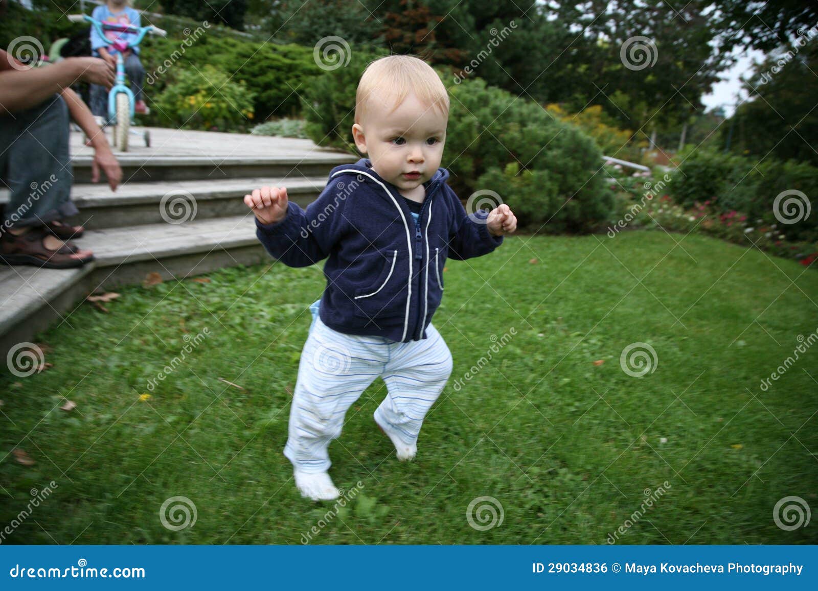 Baby die leren te lopen stock foto. Image of genieten - 29034836