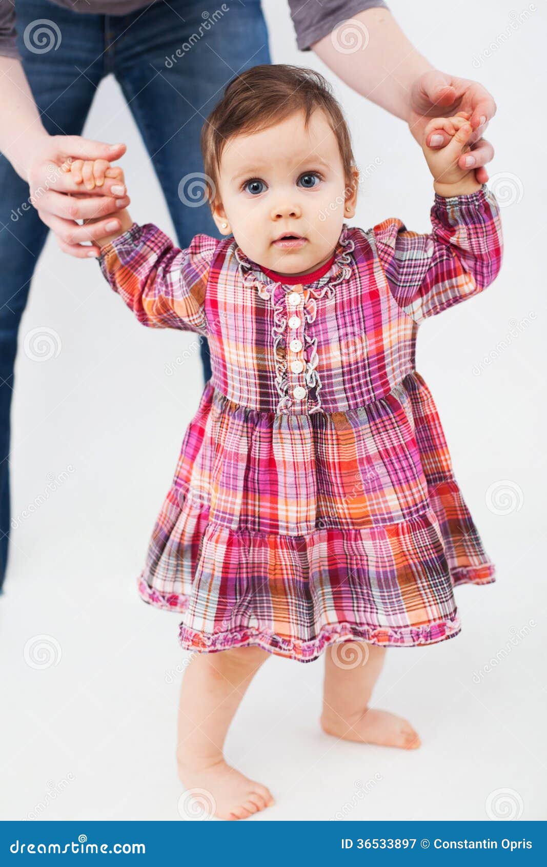 Baby die leren te lopen stock afbeelding. Image of stap - 36533897