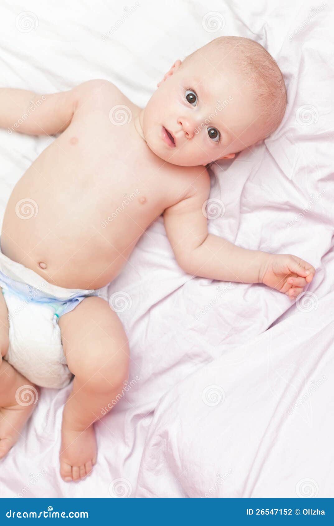 Baby Die in Luier Op Het Bed Legt Stock Foto - Image of kaukasisch ...