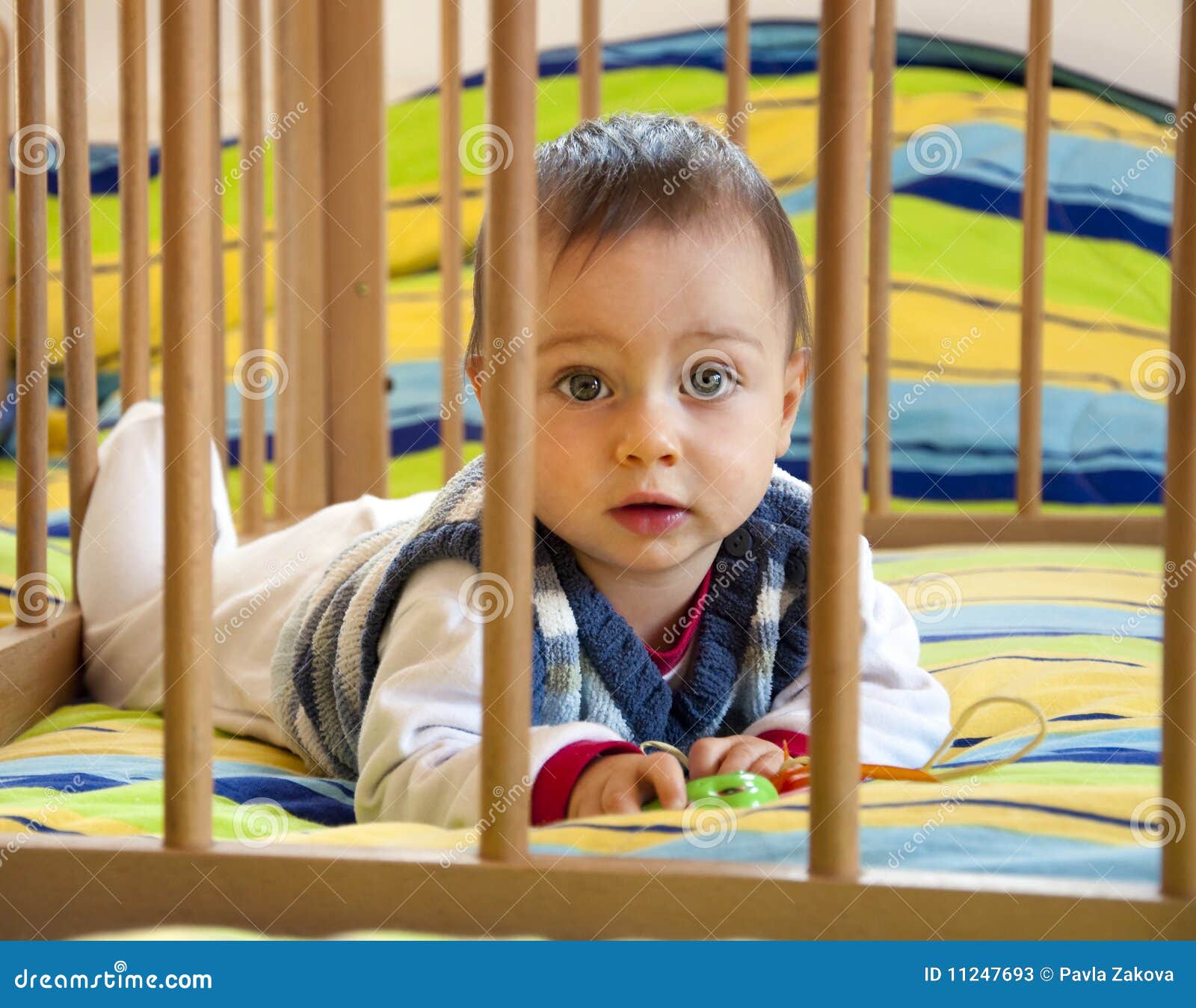 Baby in een box stock afbeelding. Image of één, spelen - 11247693