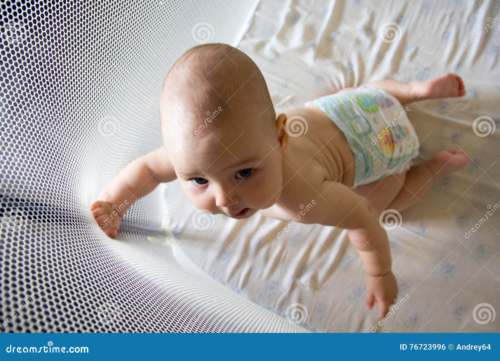 Baby in Einer Windel Im Laufstall Stockfoto - Bild von unschuld, spähen ...
