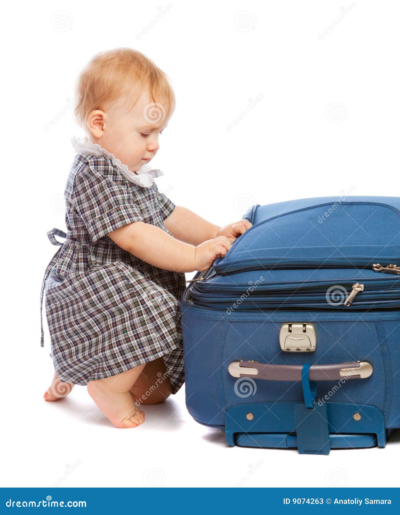 Baby en koffer stock afbeelding. Image of geïsoleerd, vakantie - 9074263