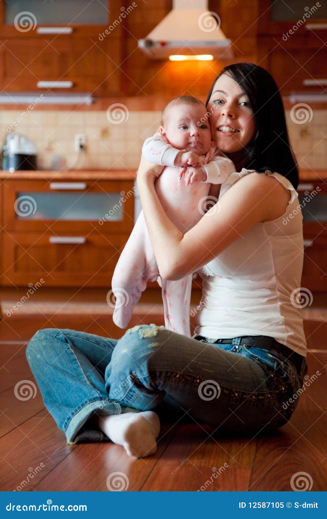 Baby en moeder stock afbeelding. Image of menselijk, pret - 12587105