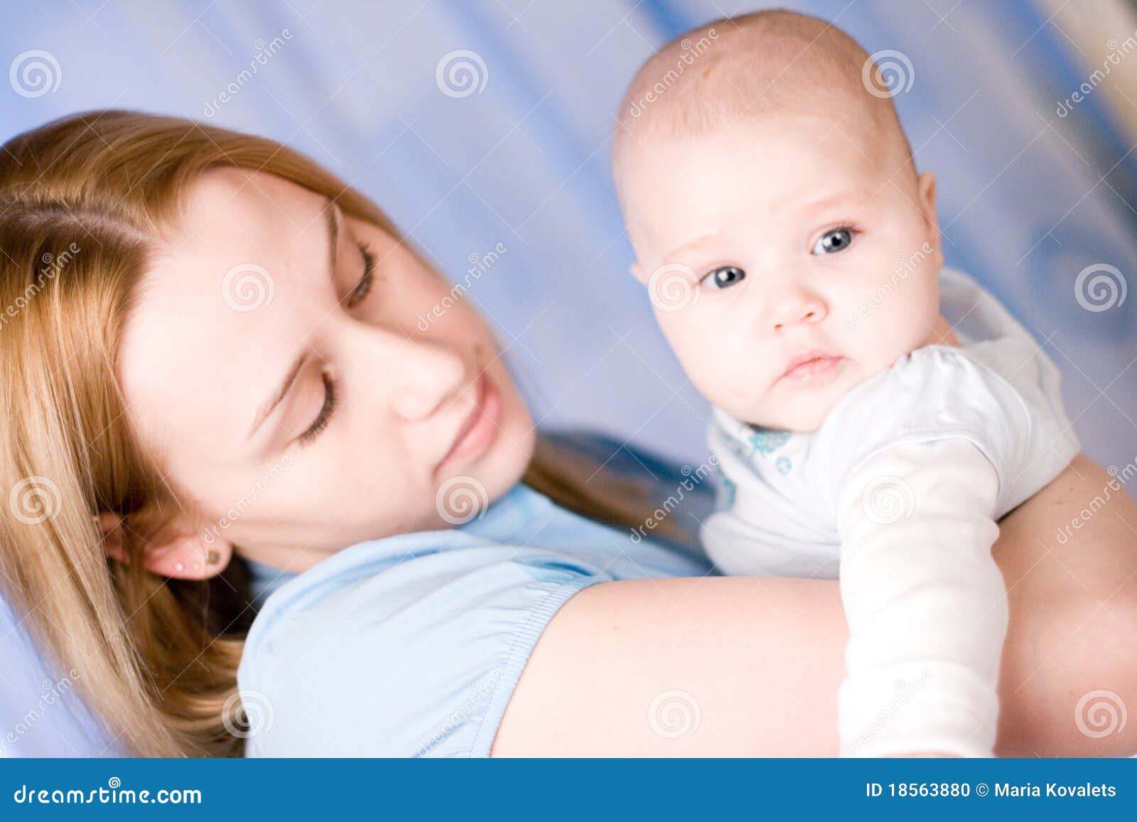 Baby en moeder stock foto. Image of fascinerend, lachen - 18563880