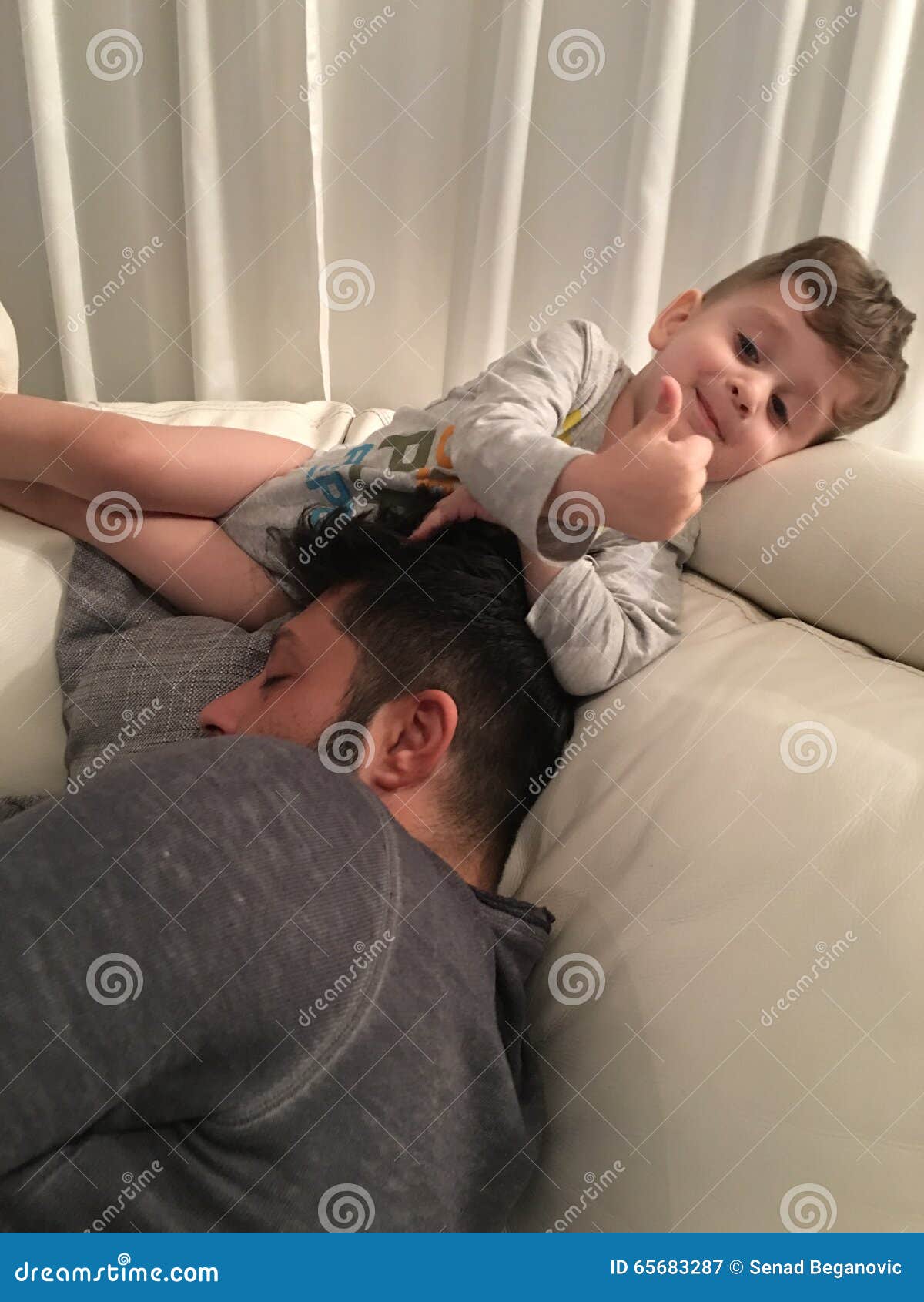 Baby en papa redactionele fotografie. Image of papa, paus - 65683287