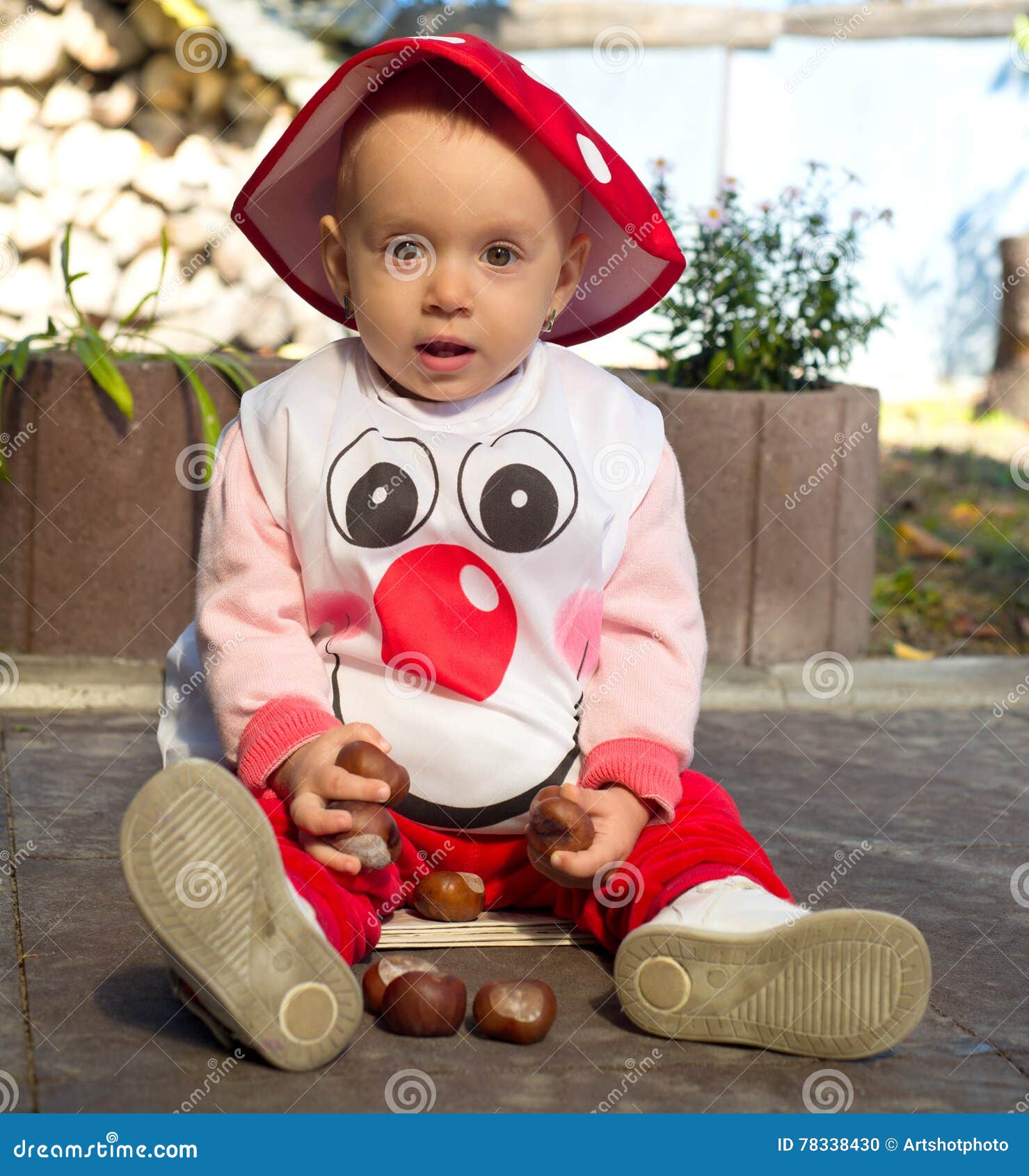 Baby Gekleidet Wie Ein Pilz Stockfoto - Bild von spielerisch ...