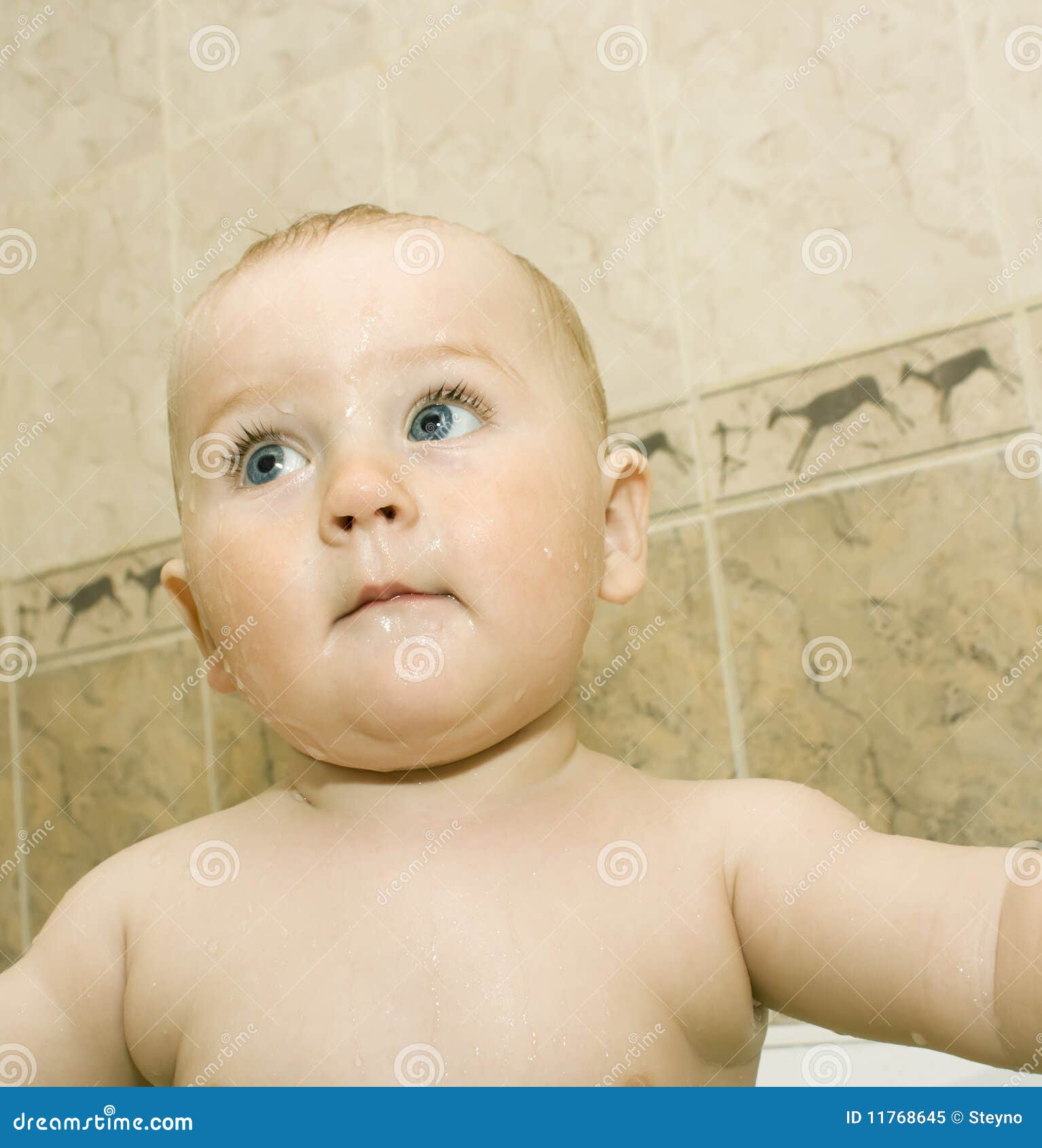 Baby in het bad stock afbeelding. Image of klein, weinig - 11768645